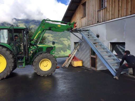 Montage Stahltreppe mit Podest und Geländerpfosten - Kari Germann Adelboden